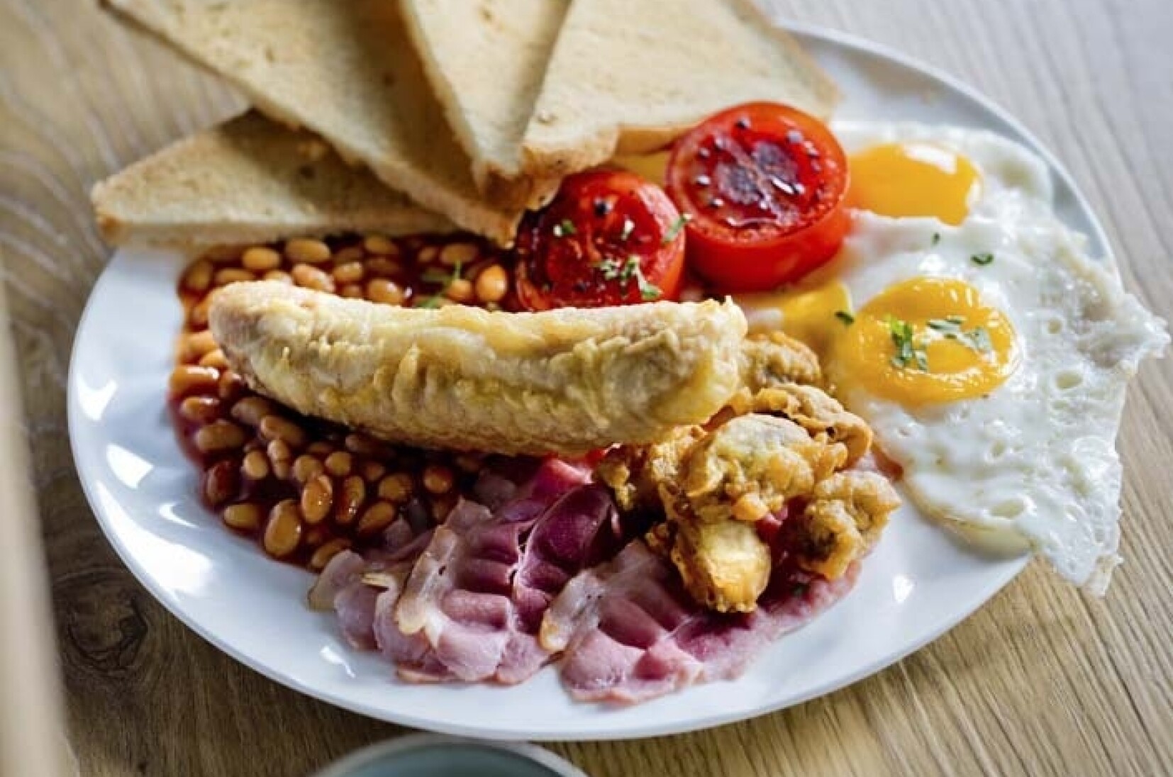 All-day breakfast met battered sausage